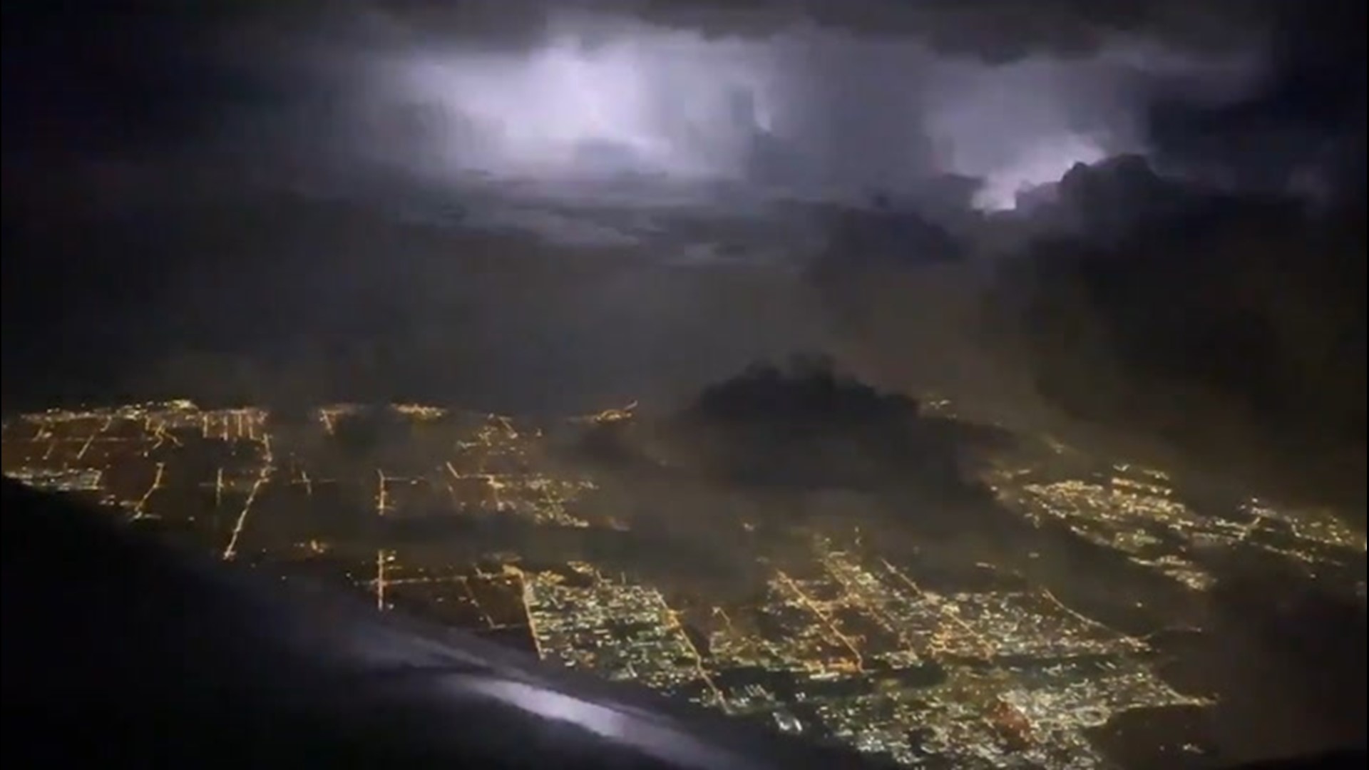 Overnight lightning storm flashes above Toronto | wltx.com