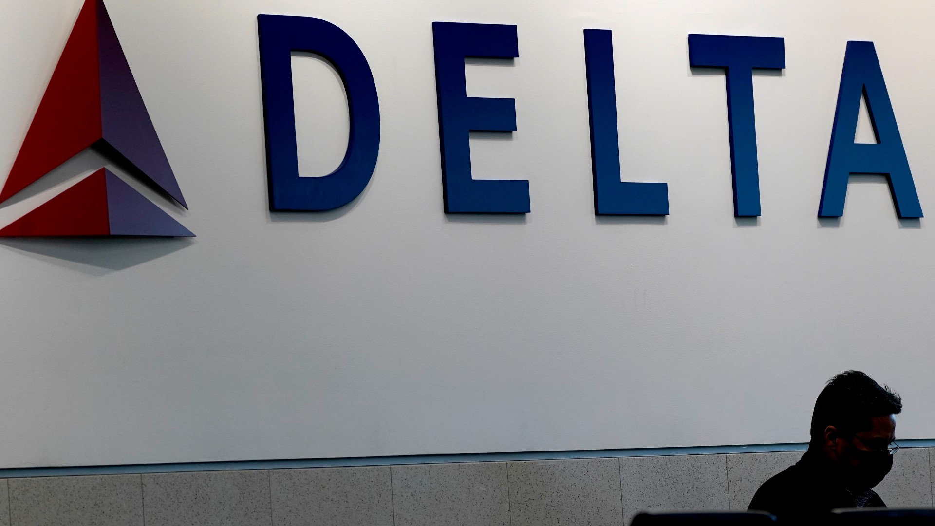 Delta flight to MSP involved in close call near Reagan Airport | wltx.com