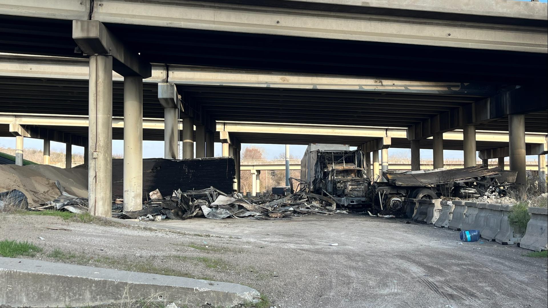 Fatal crash shuts down I-20 at Highway 310 in Dallas after 18-wheeler ...