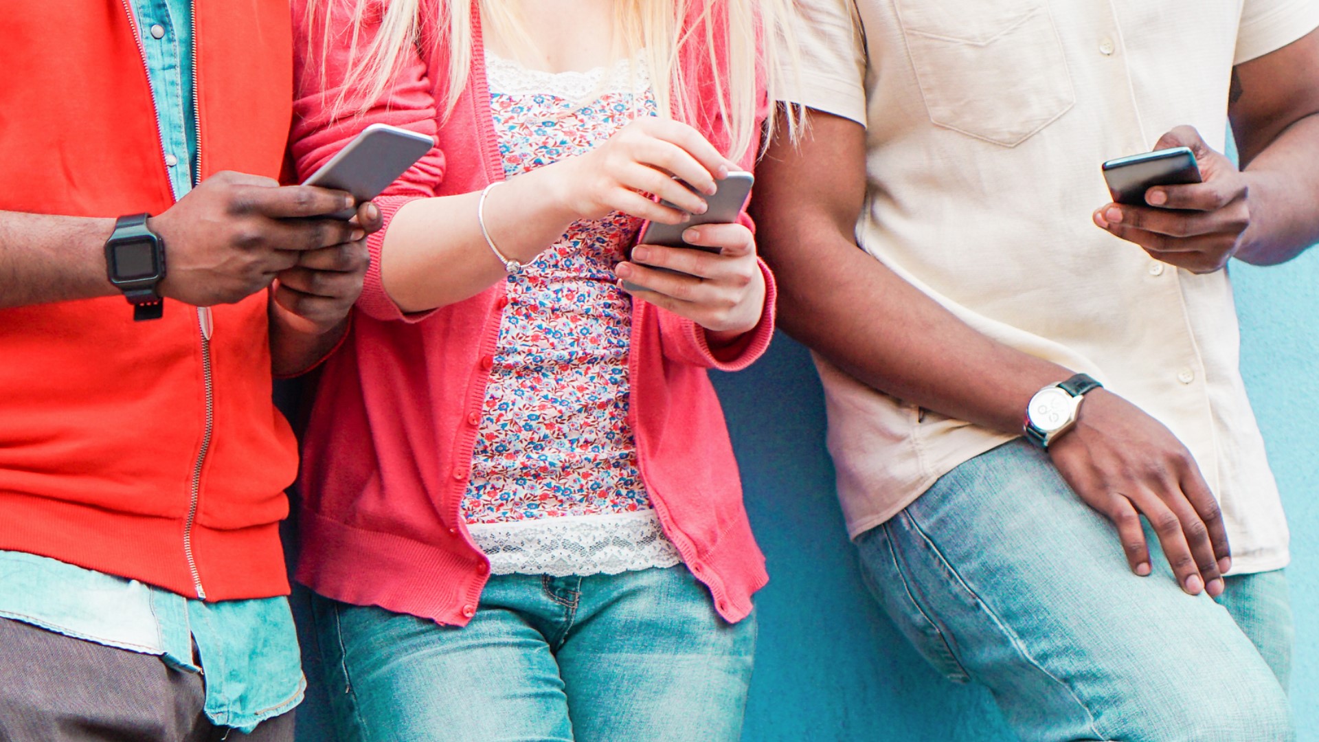 4+ hours of screen time linked to more anxiety, depression in teens ...