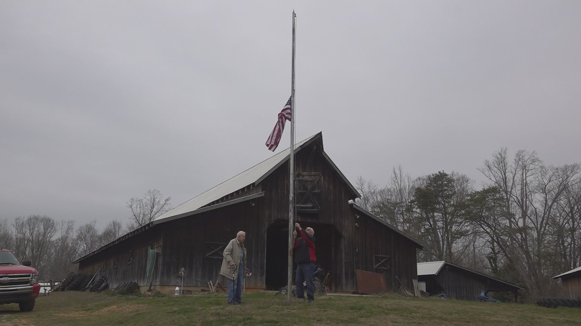 Gold Star father replaces American flags for free in honor of son ...