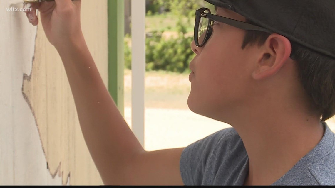 Child helps paint mural honoring the victims of the Uvalde shooting ...
