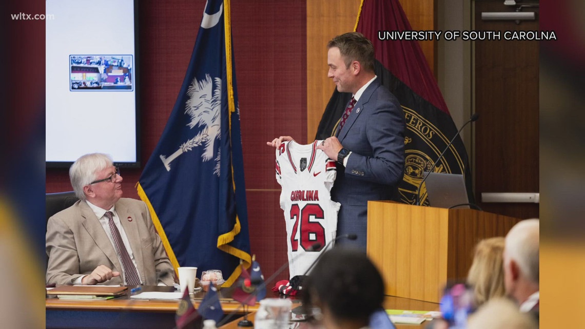 Gamecocks sign ten year contract with NIKE | wltx.com