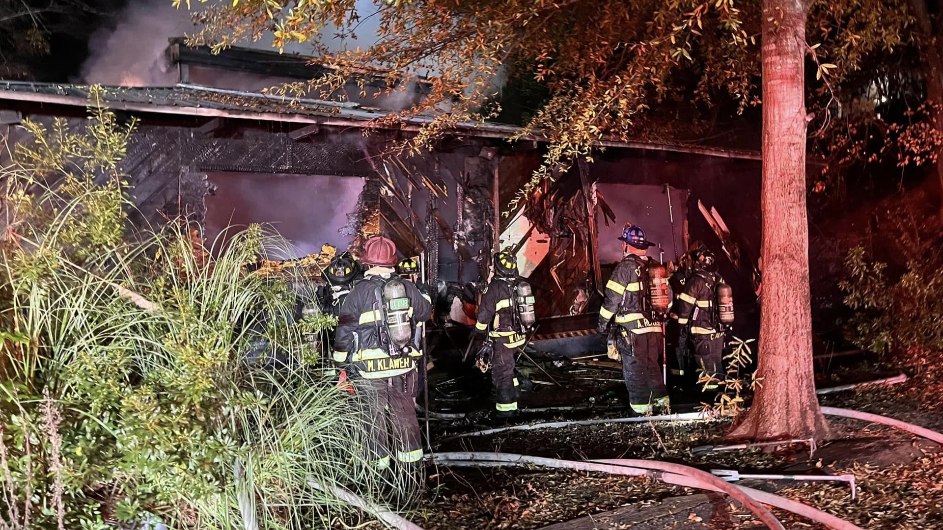 Crews battle fire at abandoned Columbia, SC restaurant | wltx.com