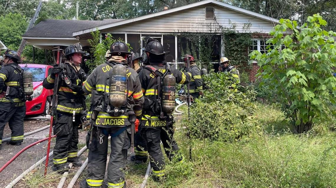 Columbia firefighters extinguish Holt Drive house fire | wltx.com