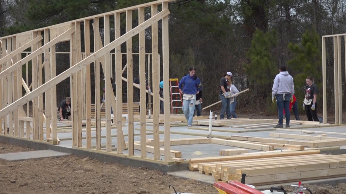 College students travel to Sumter to help build houses | wltx.com