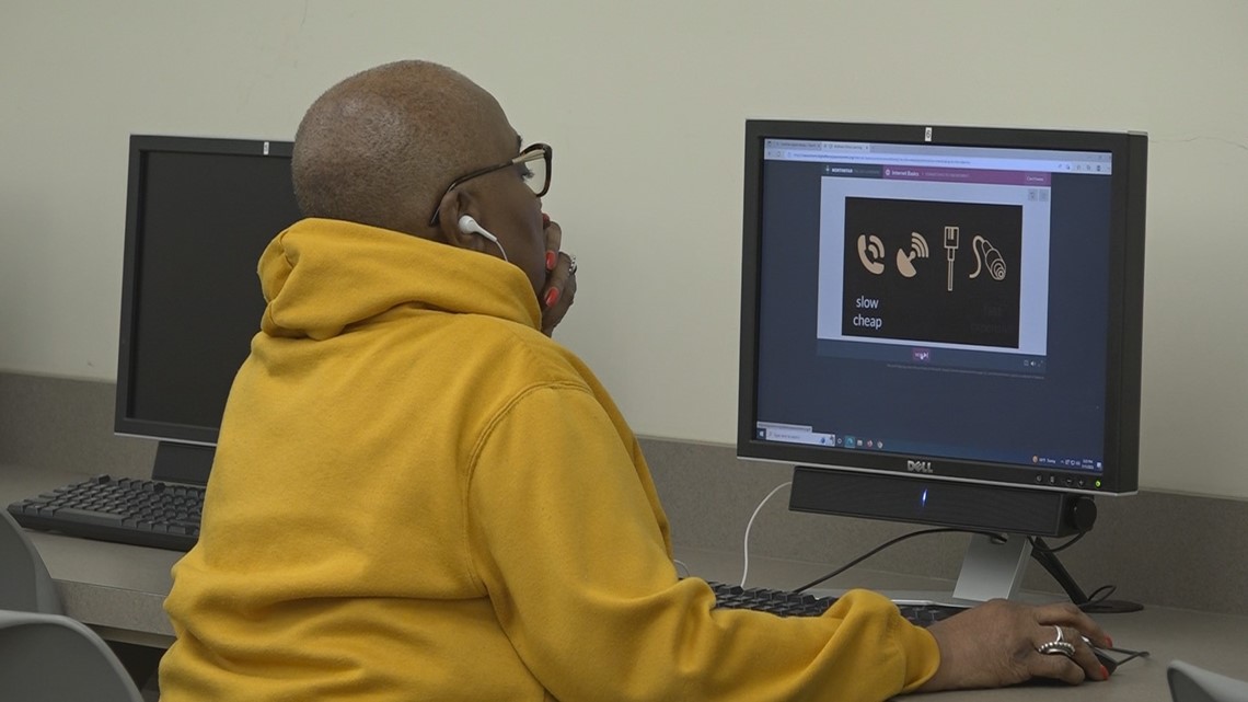 Adult computer classes bridging gap to computer literacy | wltx.com