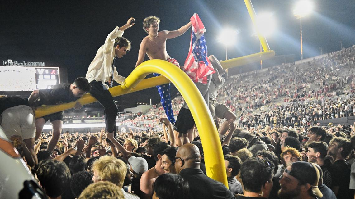 Charging the field will now cost SEC teams $500,000 per incident | wltx.com