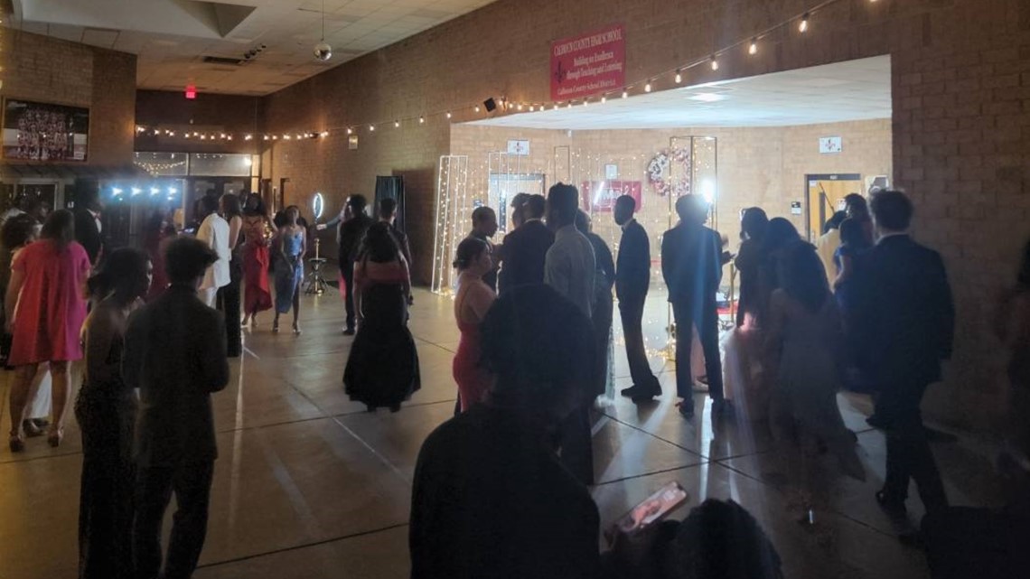 Calhoun County seniors celebrate prom with past, present students ...