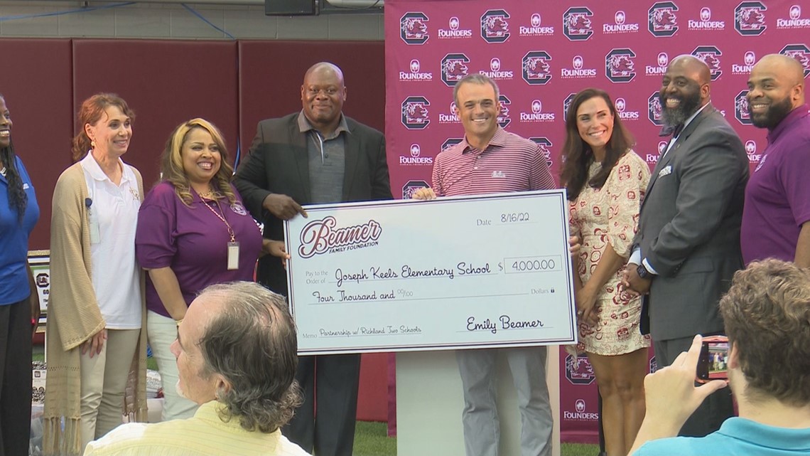 Gamecocks Head Coach Shane Beamer gives back to Midlands schools | wltx.com