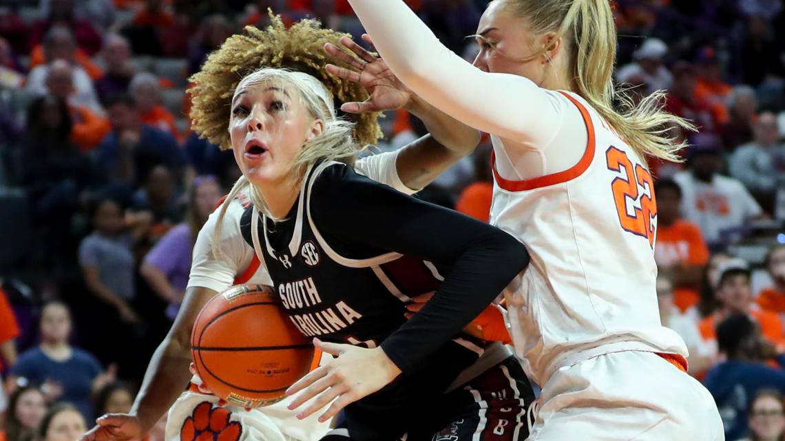 Paopao, Watkins lead No. 1 South Carolina to record 43rd straight win ...