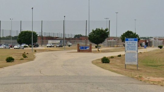 Two South Carolina prison officers stabbed, treated and released | wltx.com