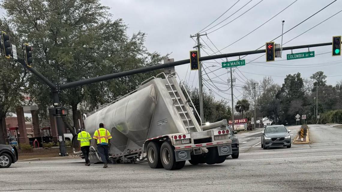 Lexington intersection clear after detached cement trailer blocks ...