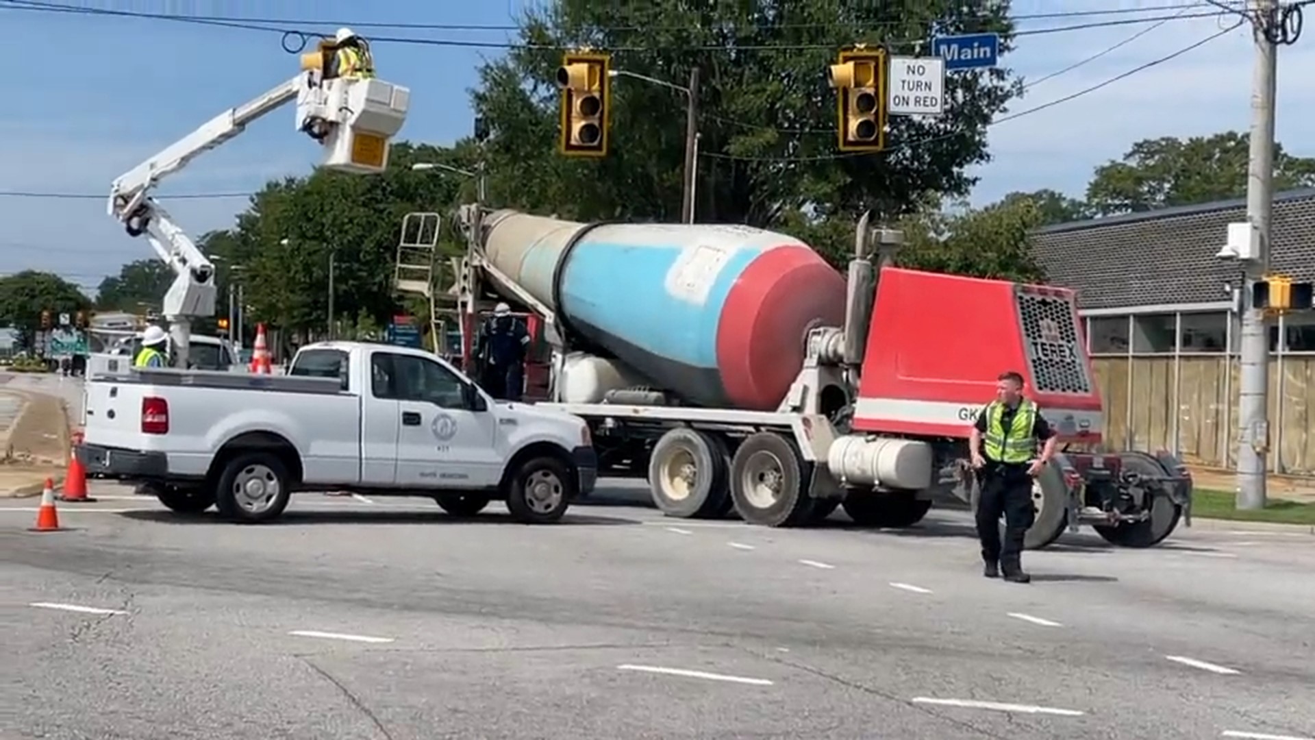 Elmwood Avenue, Main Street crash during traffic light repair | wltx.com