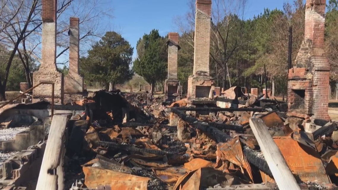 Burglars burn down SC plantation home after stealing from it, deputies ...