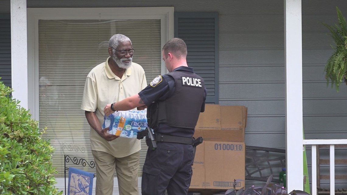 Irmo Police help out seniors in the community | wltx.com