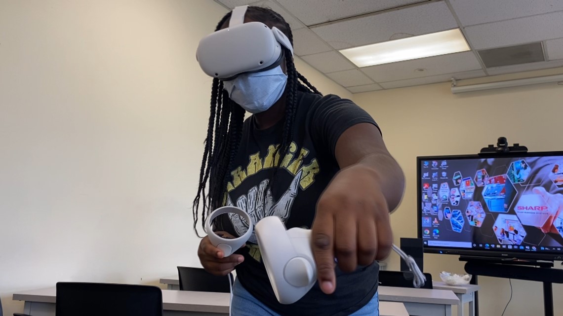 Midlands young adults use virtual reality to explore careers | wltx.com