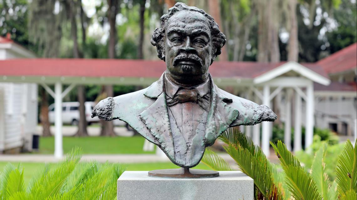 Monument to Robert Smalls to grace SC Statehouse grounds | wltx.com