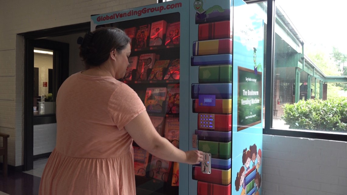 Satchel Ford Elementary installs book vending machine | wltx.com