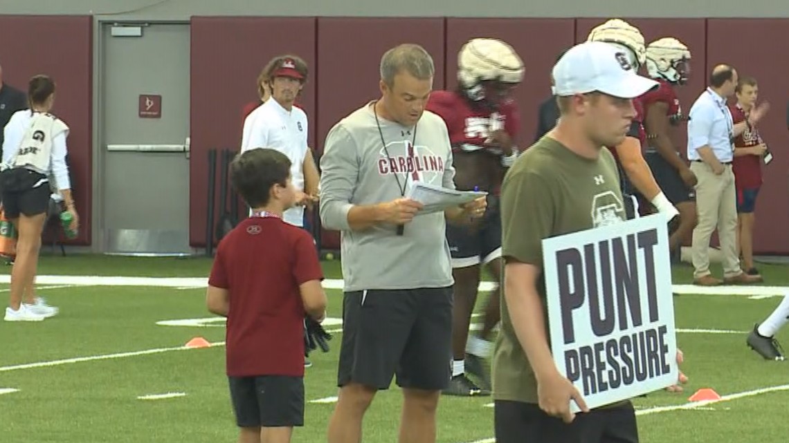 South Carolina football welcomes legendary QB Phil Petty's family ...