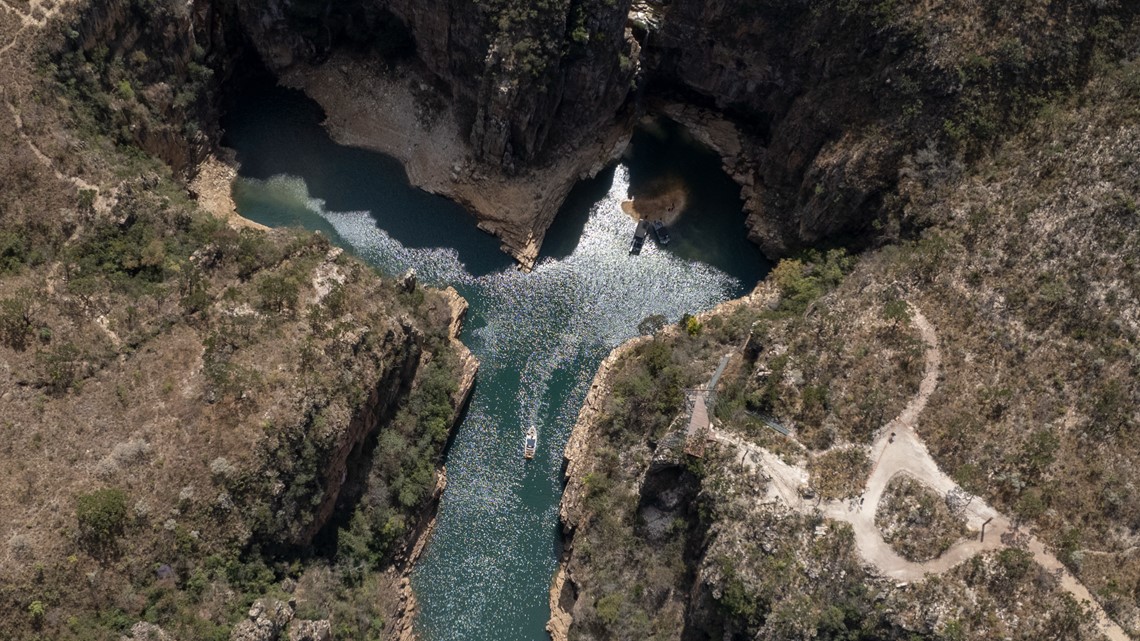 Brazil cliff rockfall collapse kills boaters in Minas Gerais | wltx.com