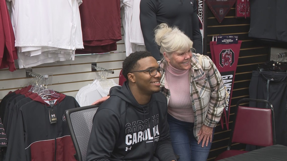 Sellers draws a crowd in Lexington for autographs and pictures | wltx.com