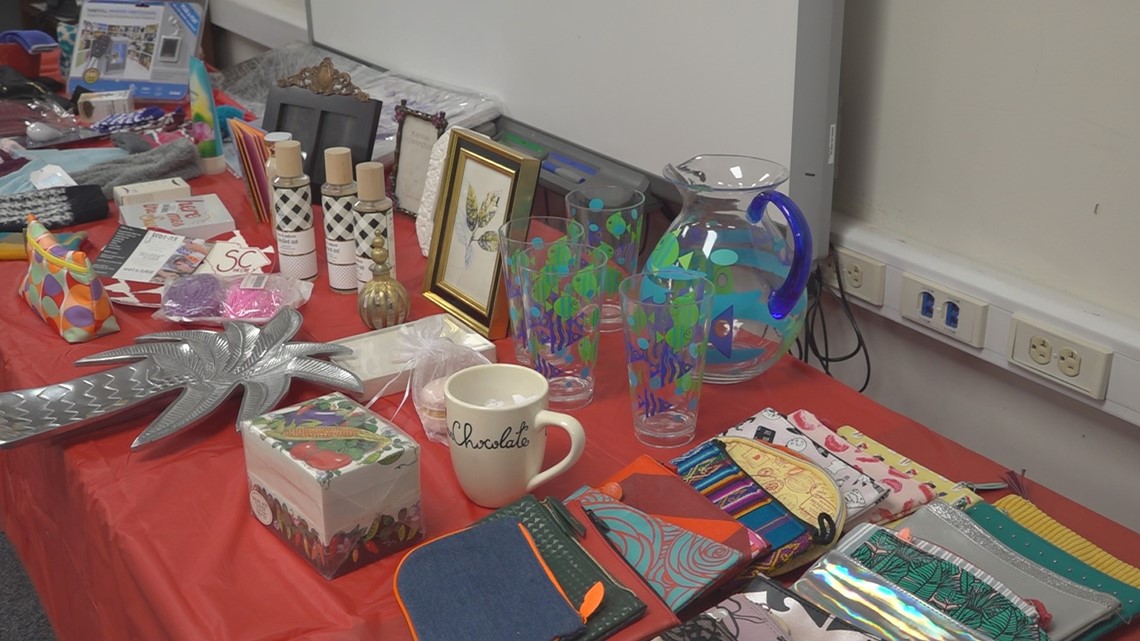 Hand Middle School helps students Christmas shop | wltx.com