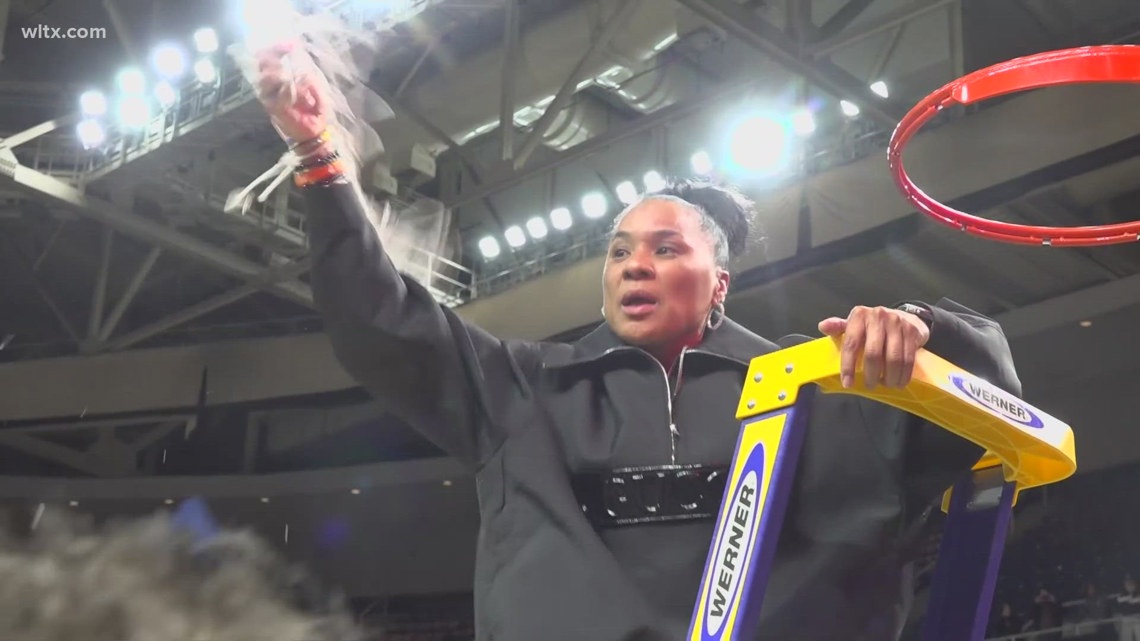 USC's Dawn Staley signs historic contract | wltx.com