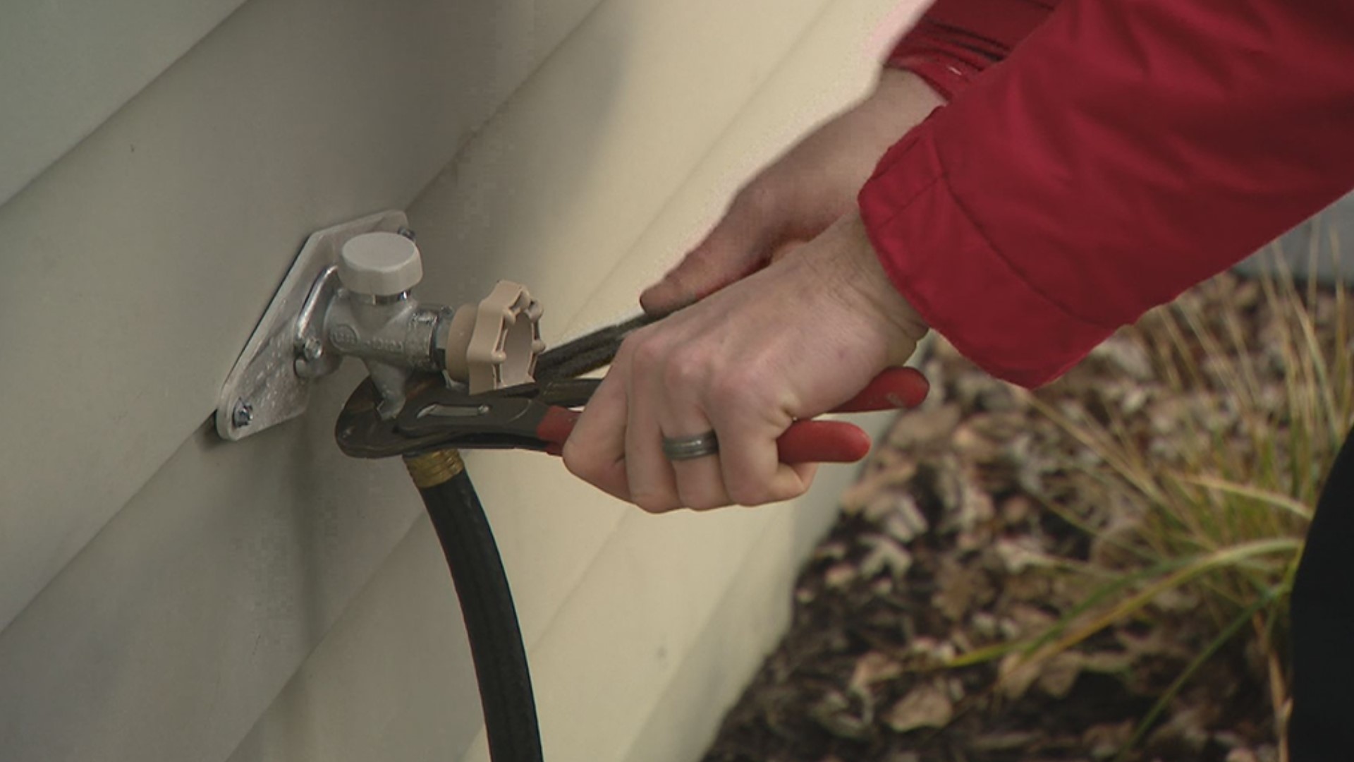 How to stop pipes from freezing in cold weather | wltx.com